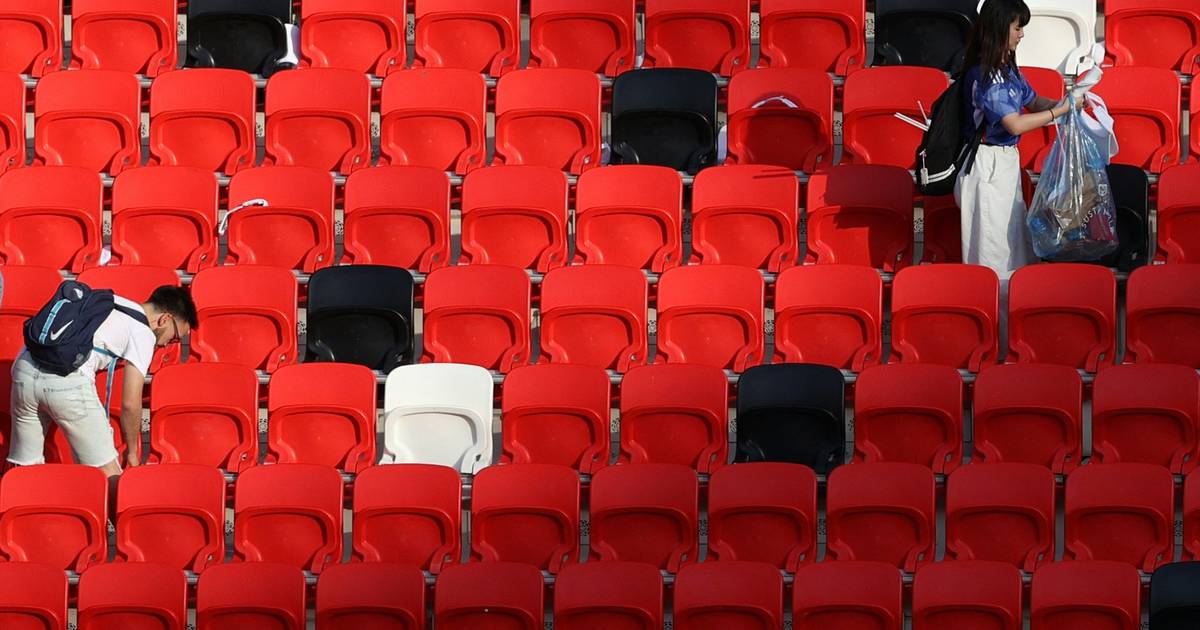 Mit prominenter Unterstützung: Japan-Fans räumen Tribüne auf