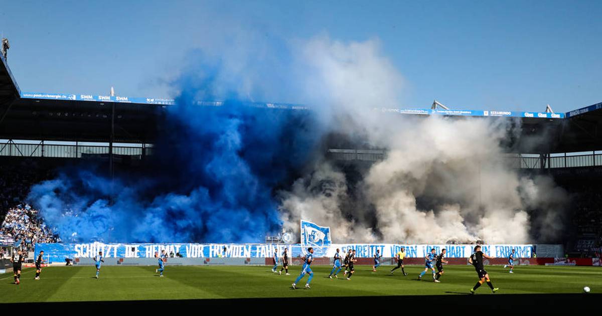 Rechtsextremes Banner in Magdeburg: DFB ermittelt